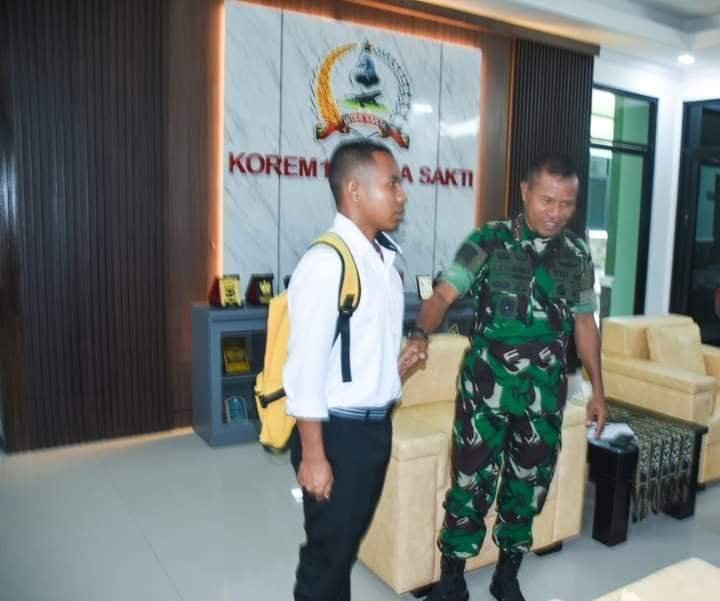 Diundang Danrem 161/Wira Sakti, Joni Pemanjat Tiang Bendera Merasa Senang - SEPUTAR JAGAT NEWS